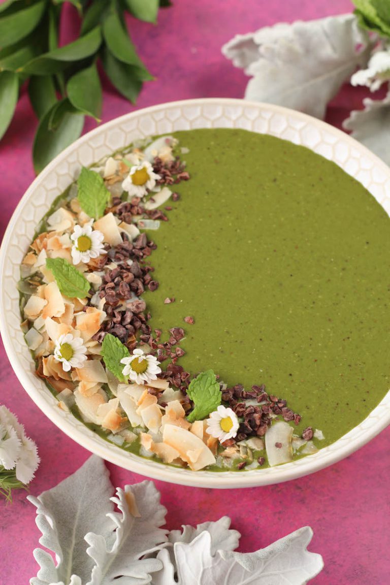 Matcha Coconut Mint Chip Smoothie Bowl (video!) - PaleOMG