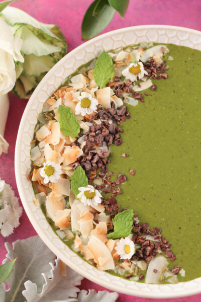 Matcha Coconut Mint Chip Smoothie Bowl (video!) - PaleOMG