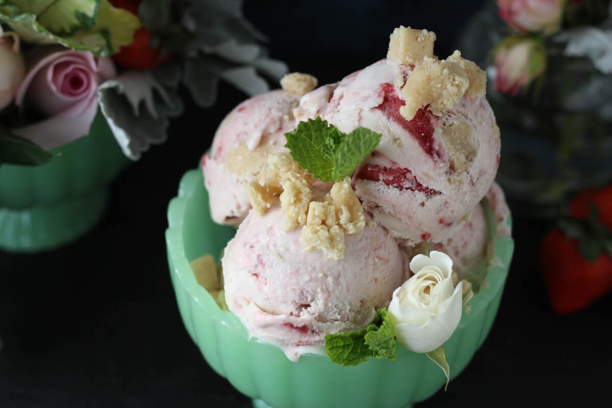 Strawberry Swirl Shortbread Cookie Ice Cream - PaleOMG